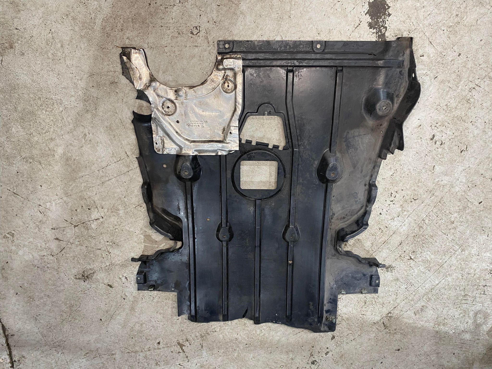 BMW 1 SERIES E82 ENGINE UNDERTRAY 8046494 – LRI Autoparts