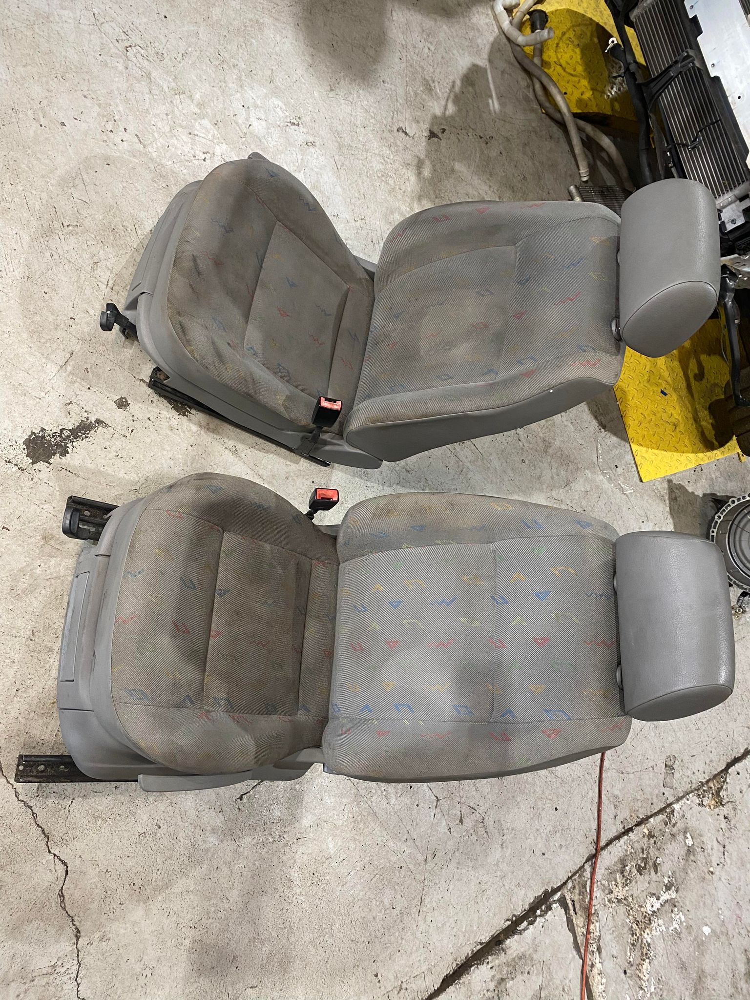 VW CADDY 2005-2011 FRONT SEATS SET – LRI Autoparts